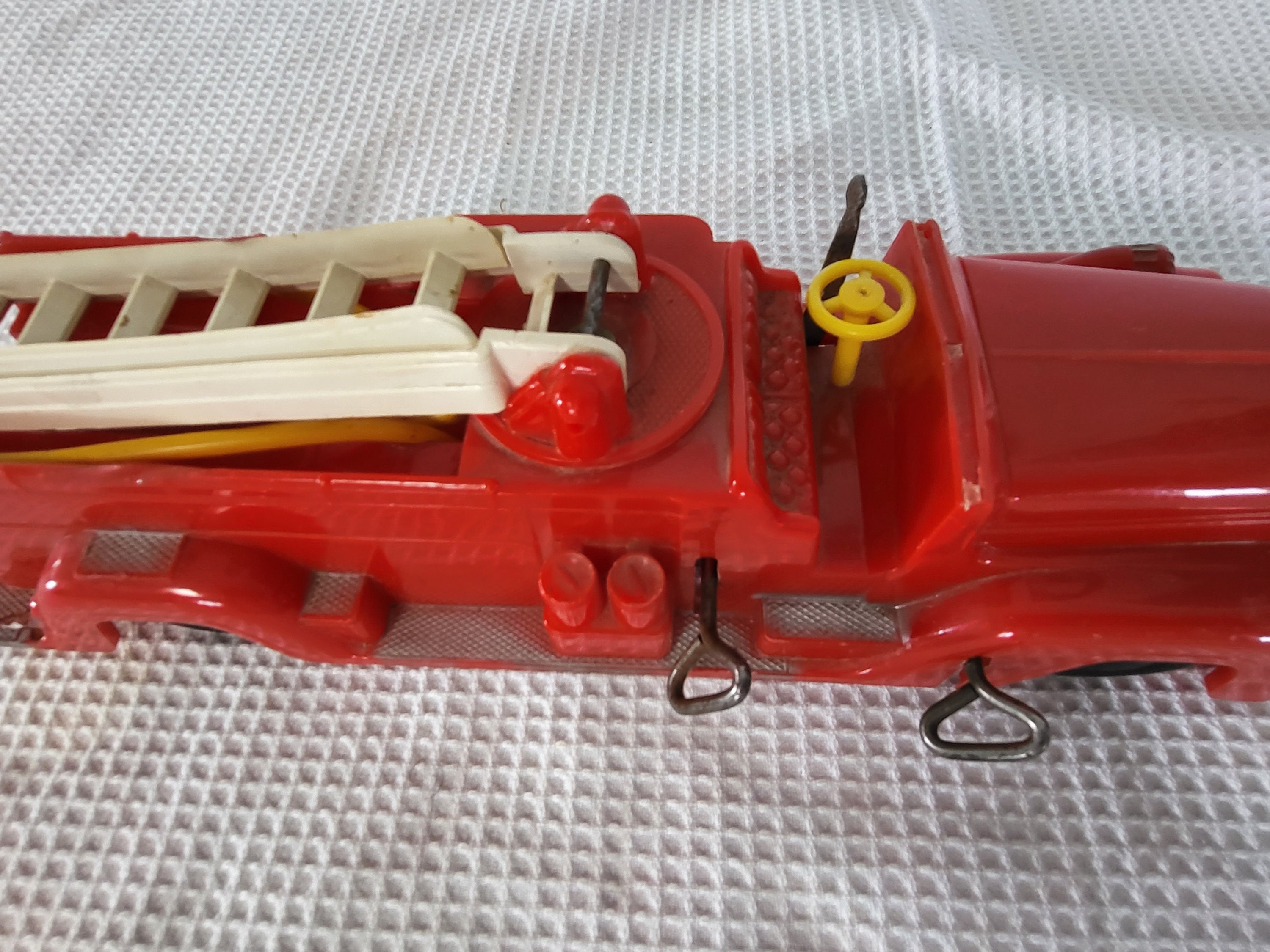 Vintage Circa 1950s Saunders Red Plastic Fire Engine Wind up Toy Ladder ...