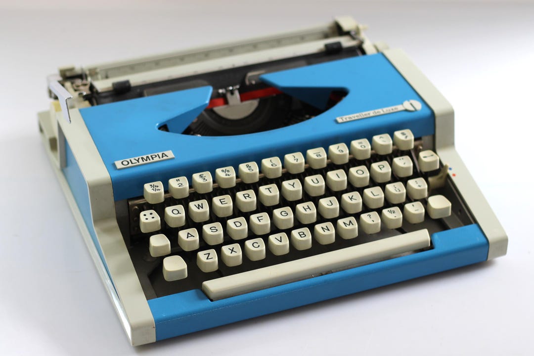 Vintage Olympia Traveller De Luxe Typewriter, Writing Machine, Case ...