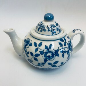 BLUE WHITE TEAPOT, Rose Floral, 16oz, Vintage Ceramic - Etsy