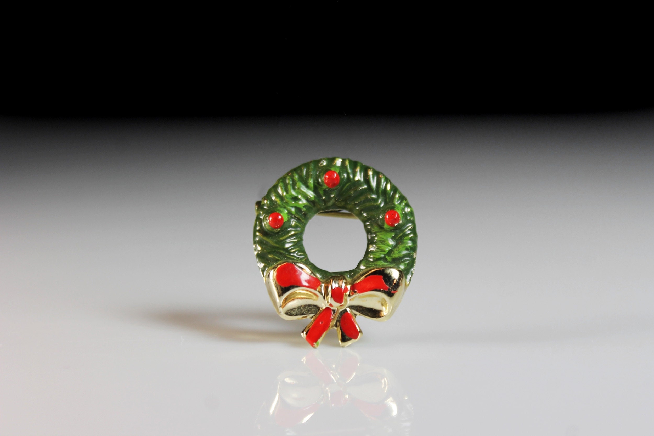Christmas Wreath Pin, Enamel, Holiday, Giftware, Lapel Pin