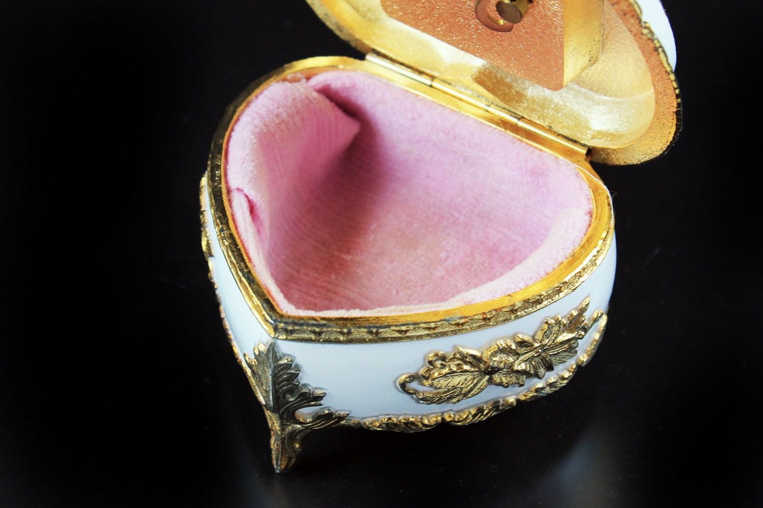 Mele Music Box, Heart Shaped, Japan, Pink Lining, Floral Top, Gold Trimmed