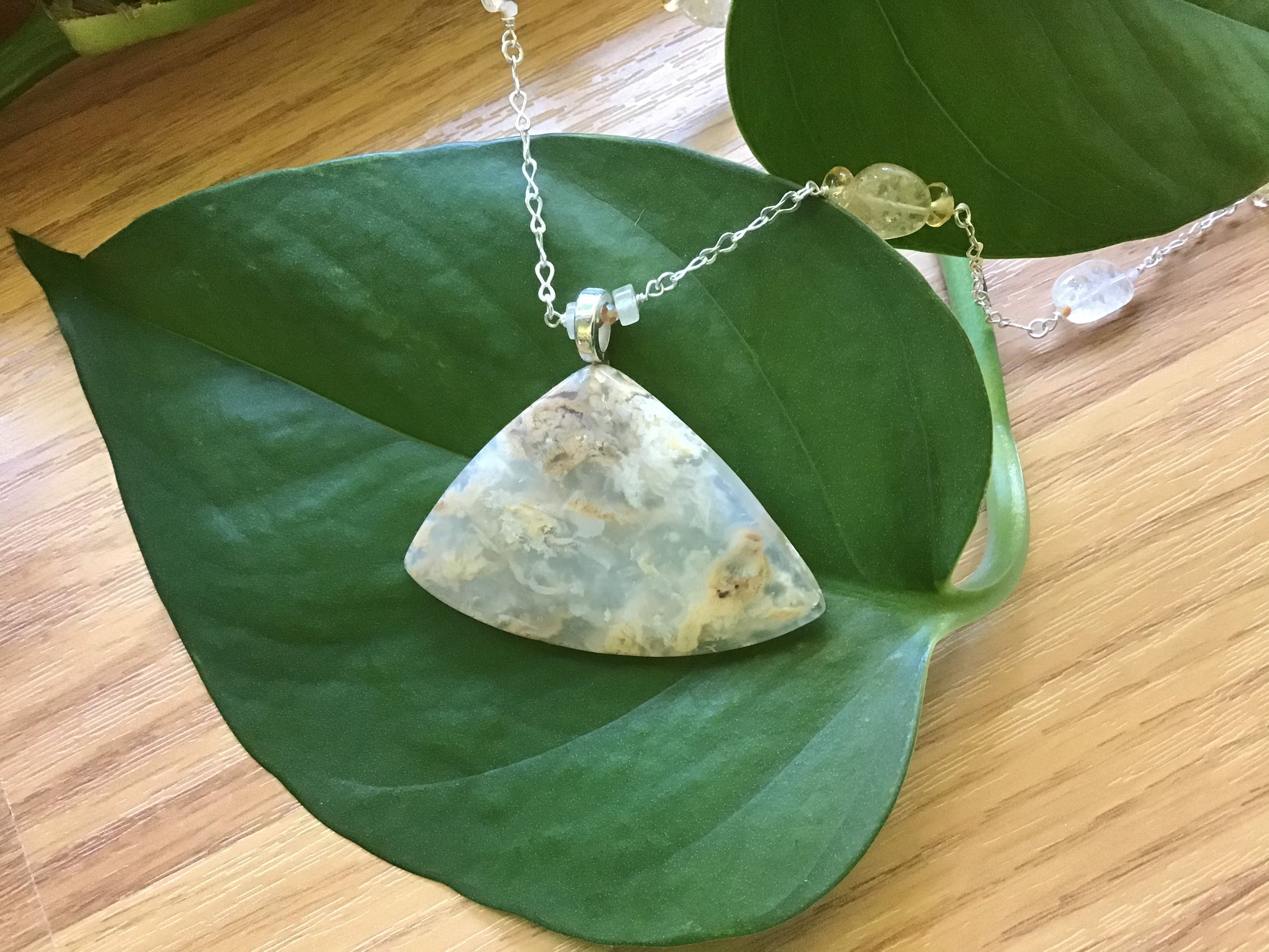 Triangular Agate pendant on metal chain with added beads - Etsy.de