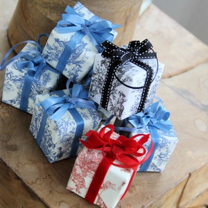 Toile Inspired Gift Box Ornament. Toile De Jouy Holiday. - Etsy
