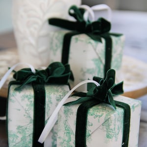 Toile Inspired Gift Box Ornament. Toile De Jouy Holiday. - Etsy
