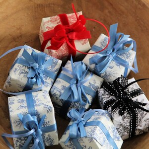 Toile Inspired Gift Box Ornament. Toile De Jouy Holiday. - Etsy