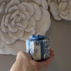 Toile Inspired Gift Box Ornament. Toile De Jouy Holiday. - Etsy