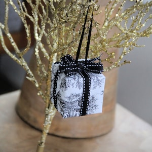 Toile Inspired Gift Box Ornament. Toile De Jouy Holiday. - Etsy