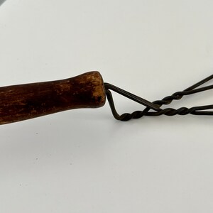 Vintage Large RUG BEATER, Heavy Metal Wire Rug Beater W/ Wood Handle ...