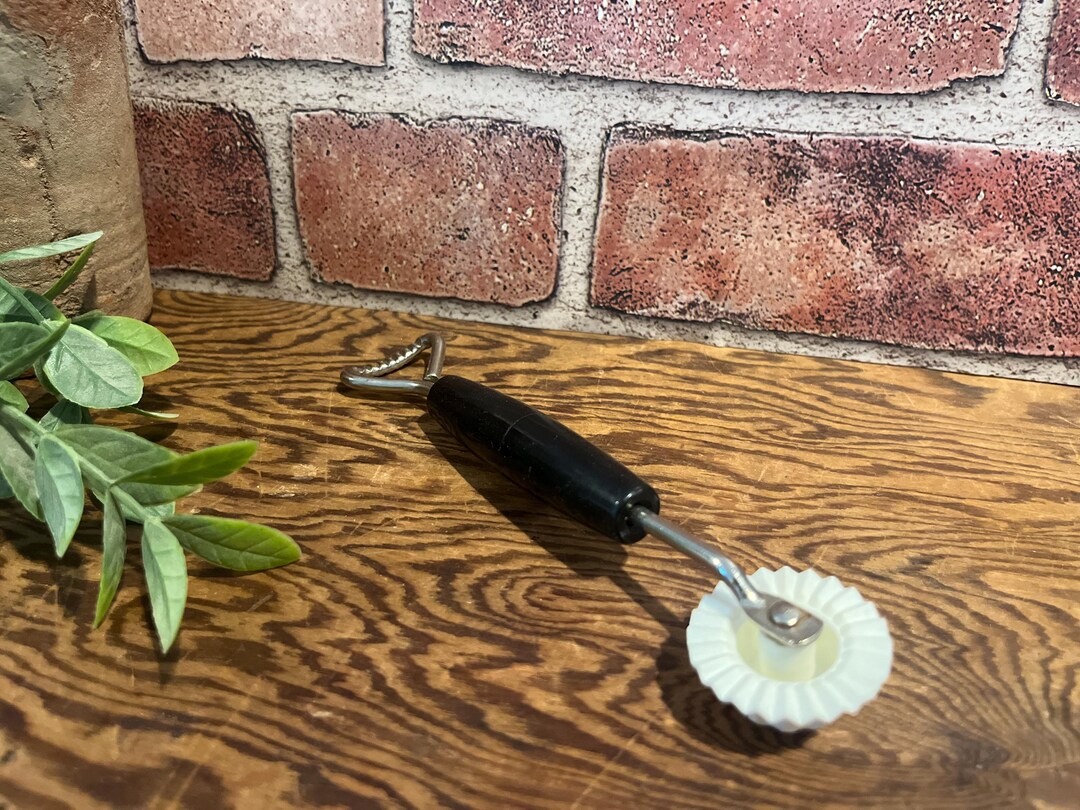 Vintage Pastry Crimper/cutter / Vintage Bakery/ Farmhouse Kitchen/ Pie ...