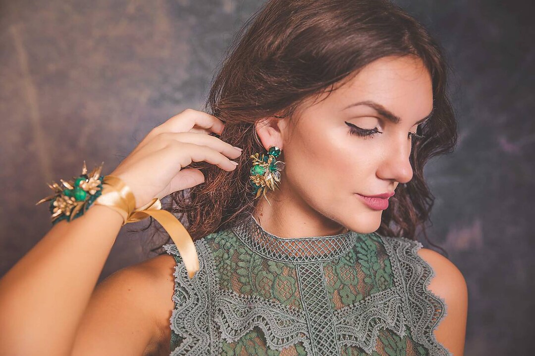 Glamour Elegant Earrings in Emerald and Golden Colours Bridal Flower ...