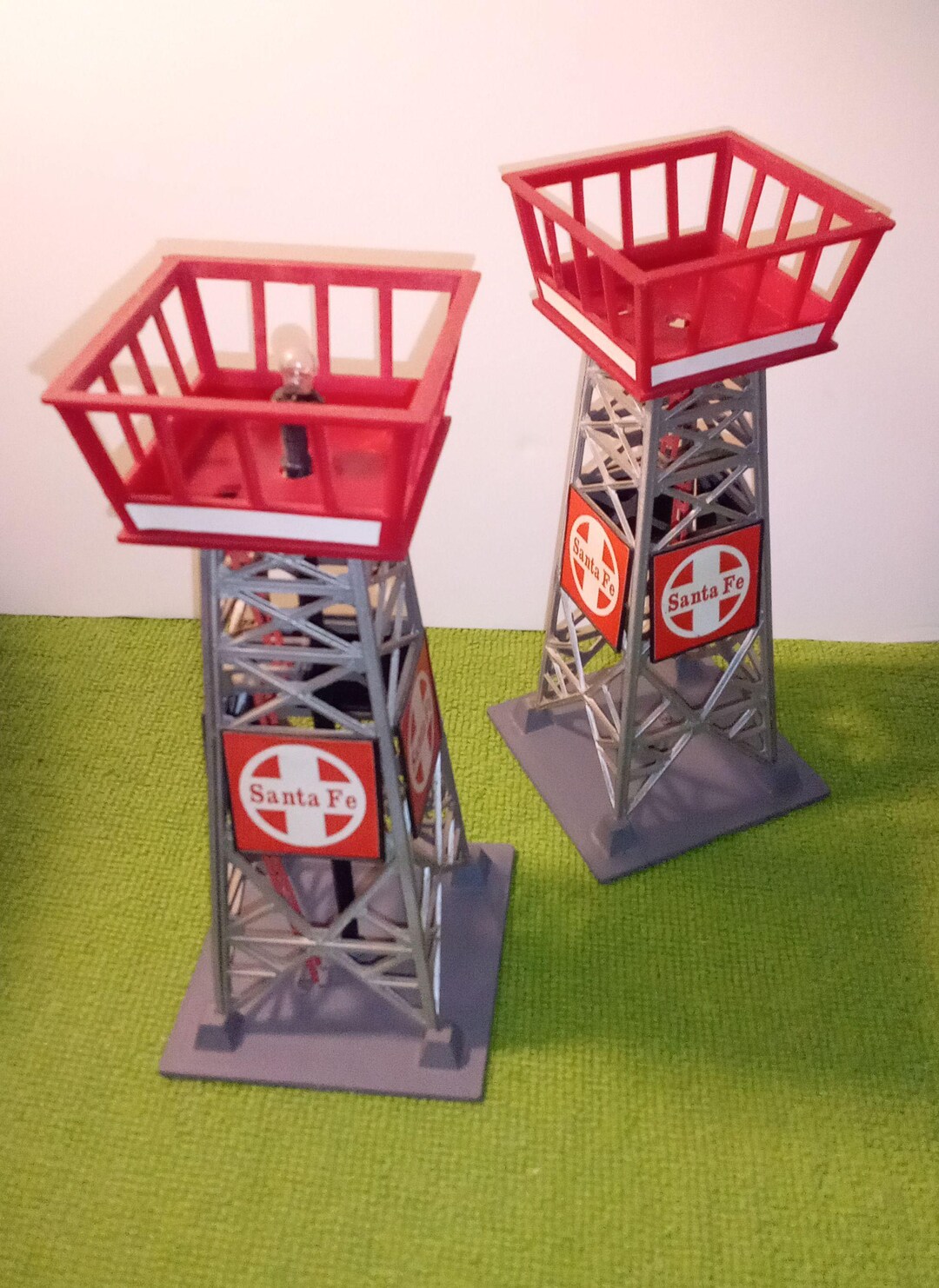 Vintage Pair of HO Gauge Santa Fe Light Towers / Model Railroad Scenery ...