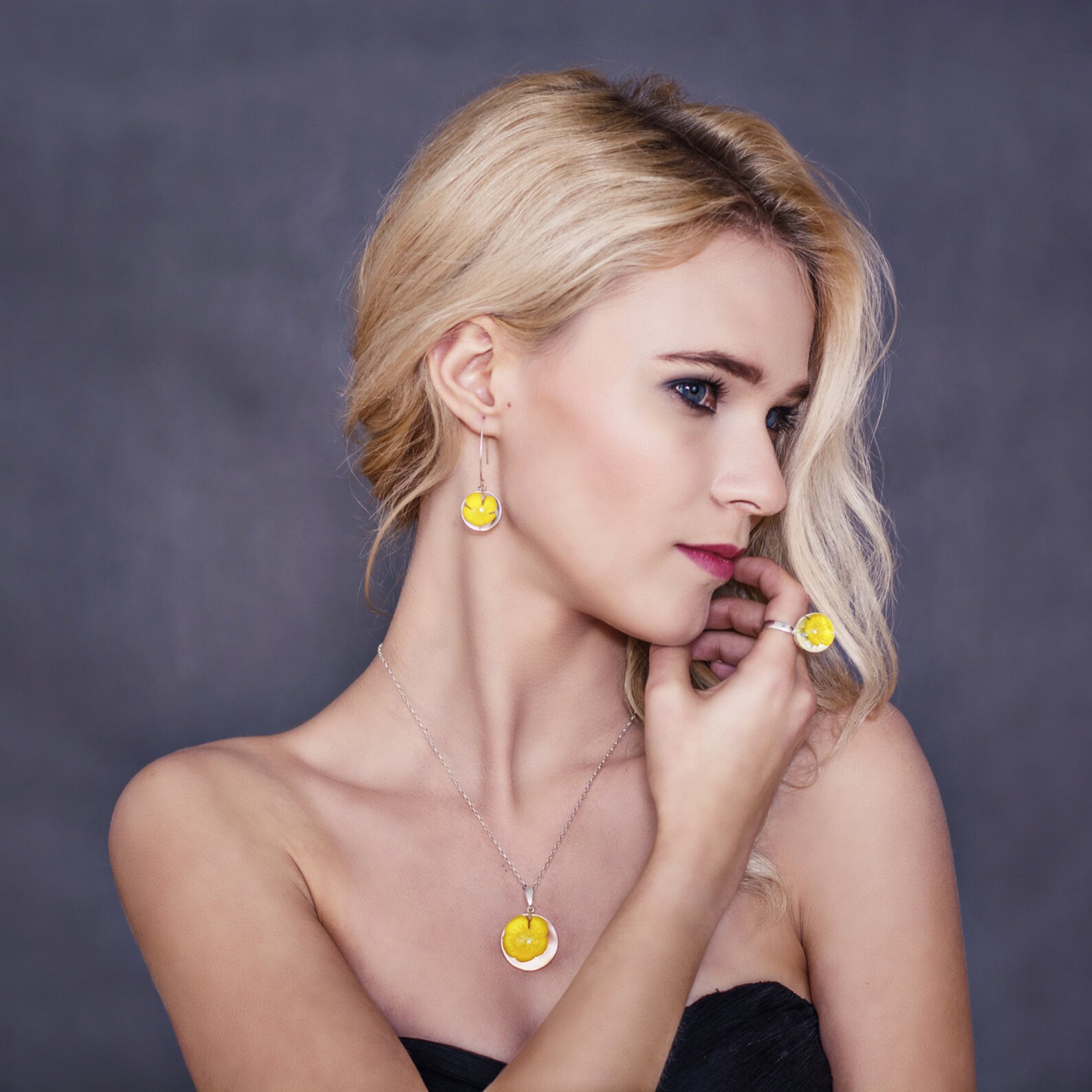 No Chain Pendant With Real Bulbous Buttercup (ranunculus Bulbosus) in ...