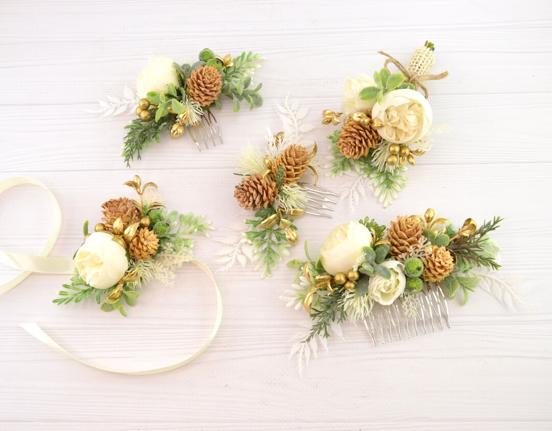 Winter wedding flower corsage Winter wrist corsage Christmas - Etsy.de
