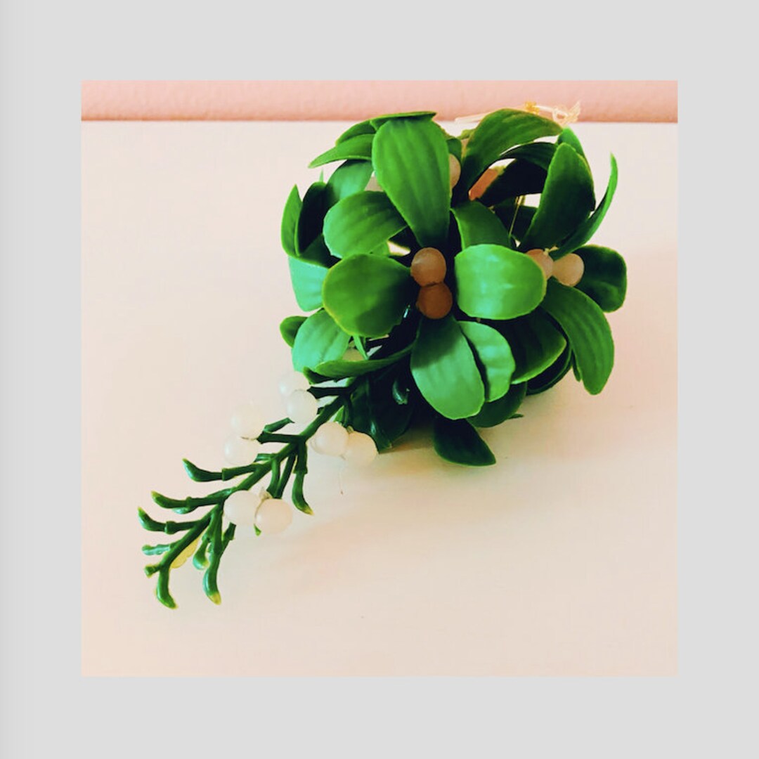 Mid-century Vintage Mistletoe // Plastic Leaves Ball Christmas Tree ...