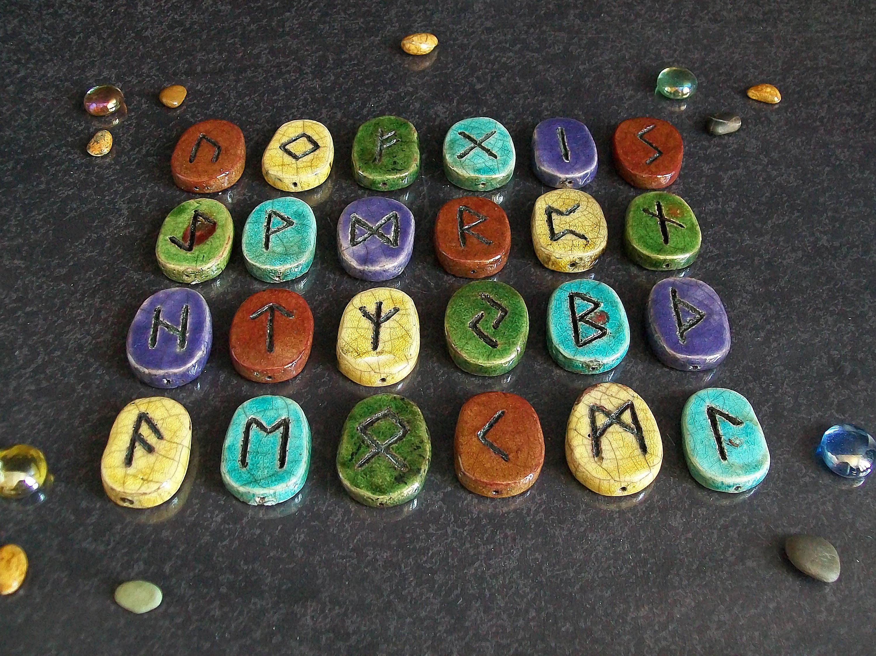 Set di Rune elder futhark in ceramica raku set da 24 runa | Etsy