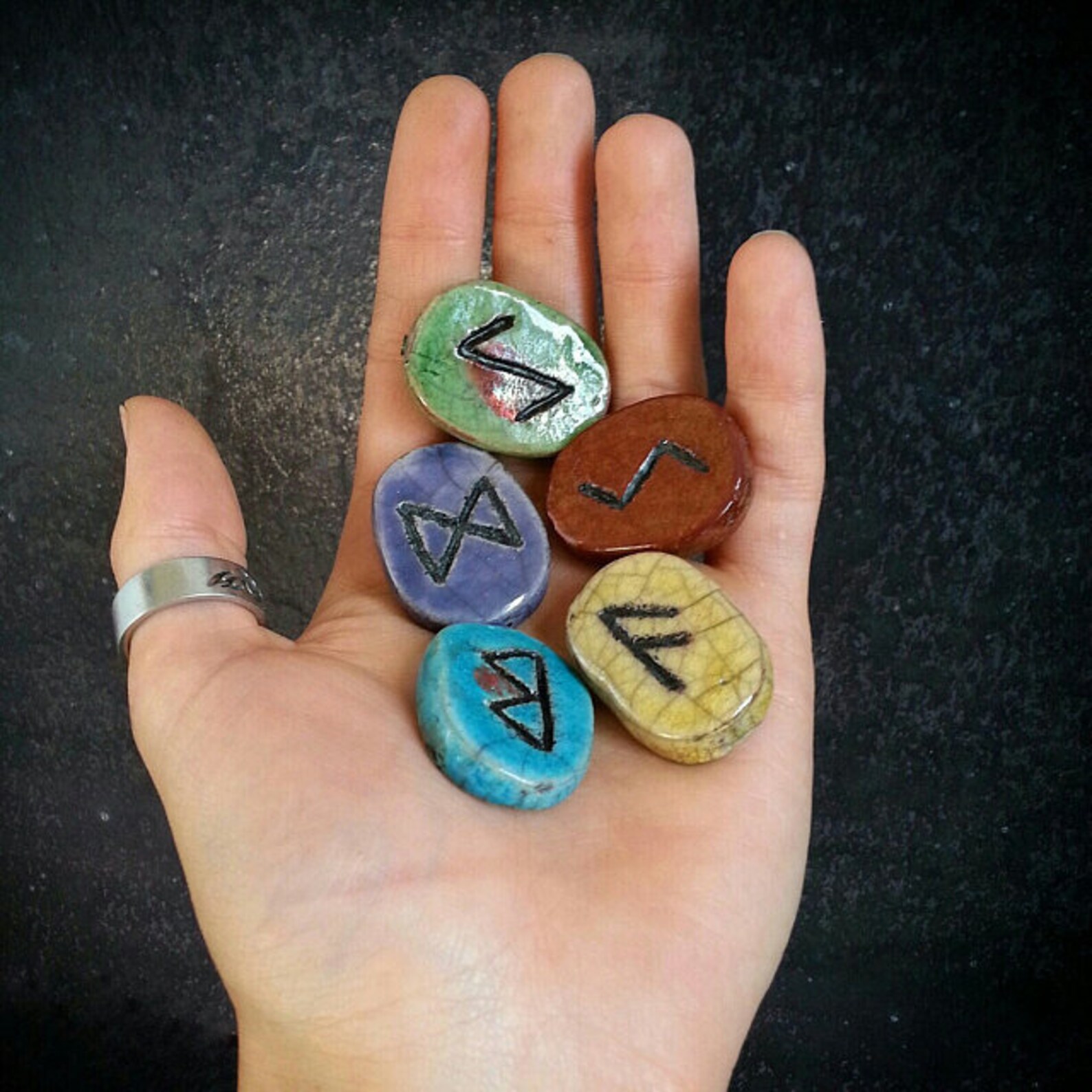 Set di Rune elder futhark in ceramica raku set da 24 runa | Etsy