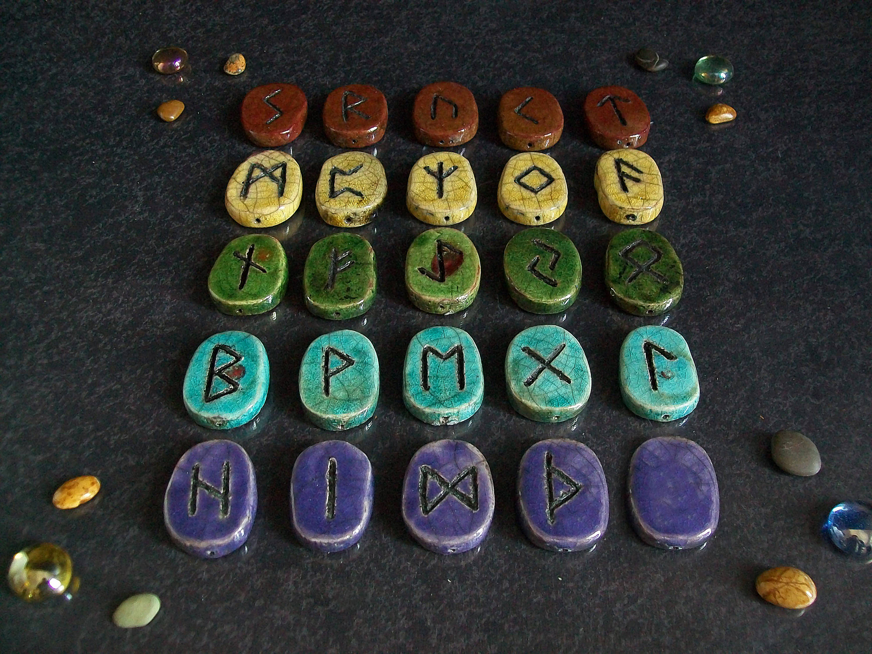 Set di Rune elder futhark in ceramica raku set da 24 runa | Etsy