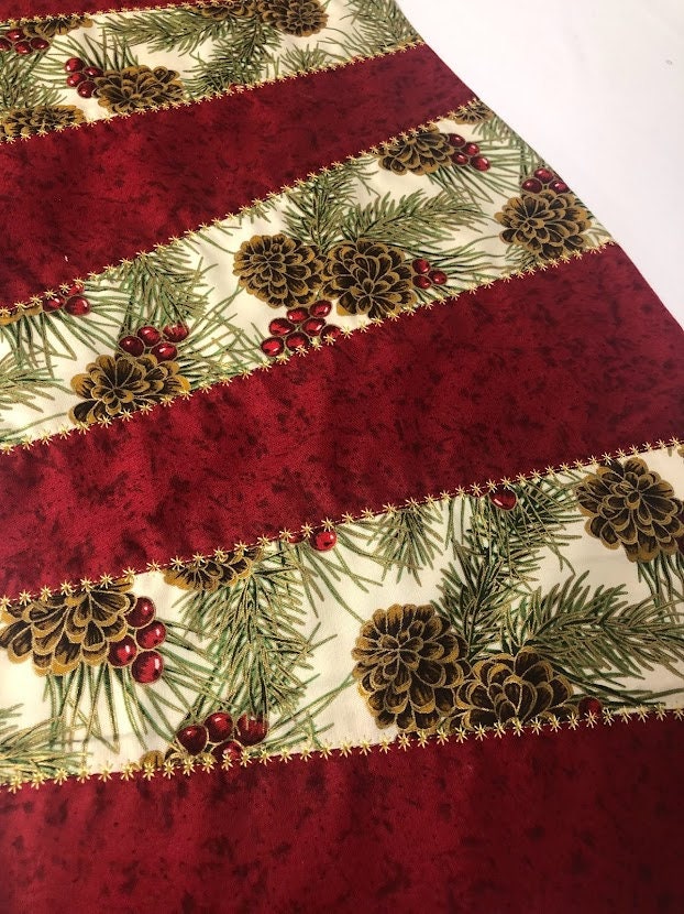 Classic Christmas Table Runner Classic Red and White Christmas Table ...