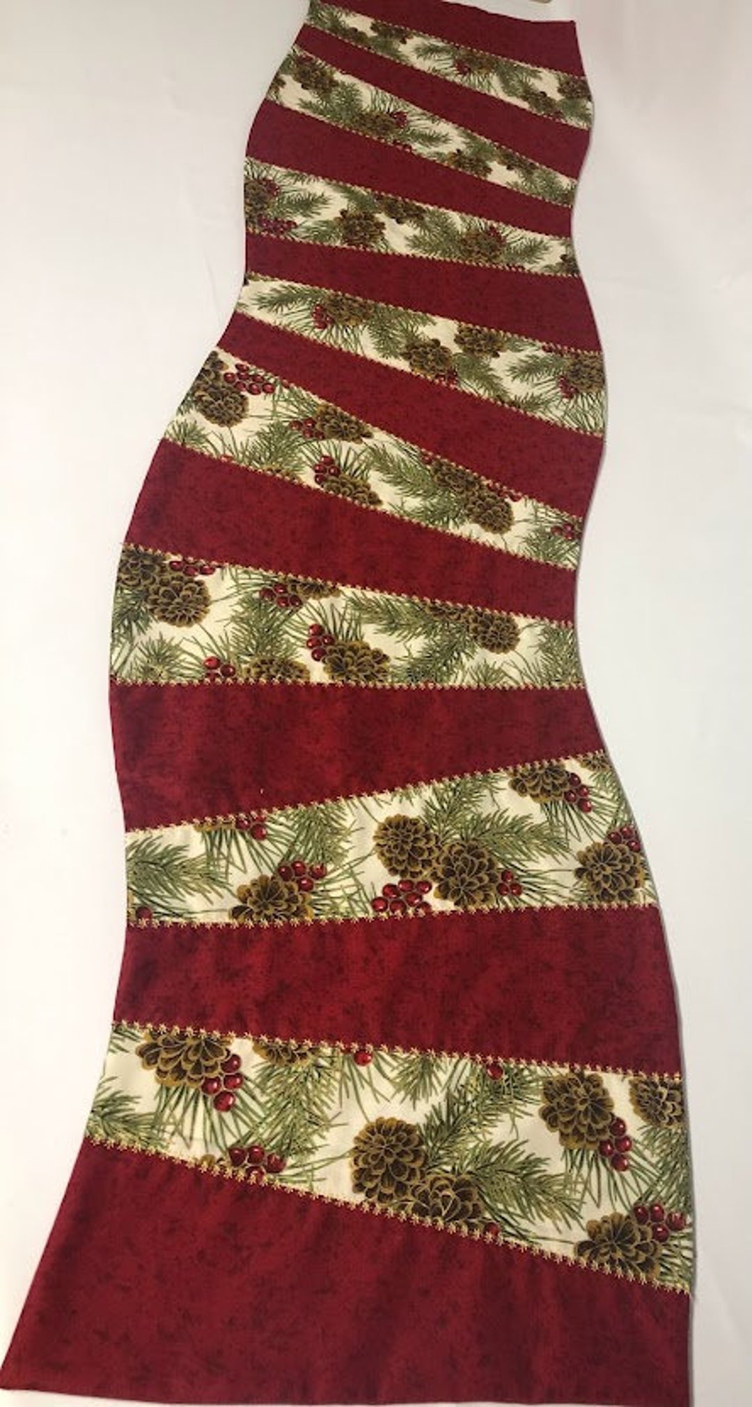 Classic Christmas Table Runner Classic Red and White Christmas Table ...