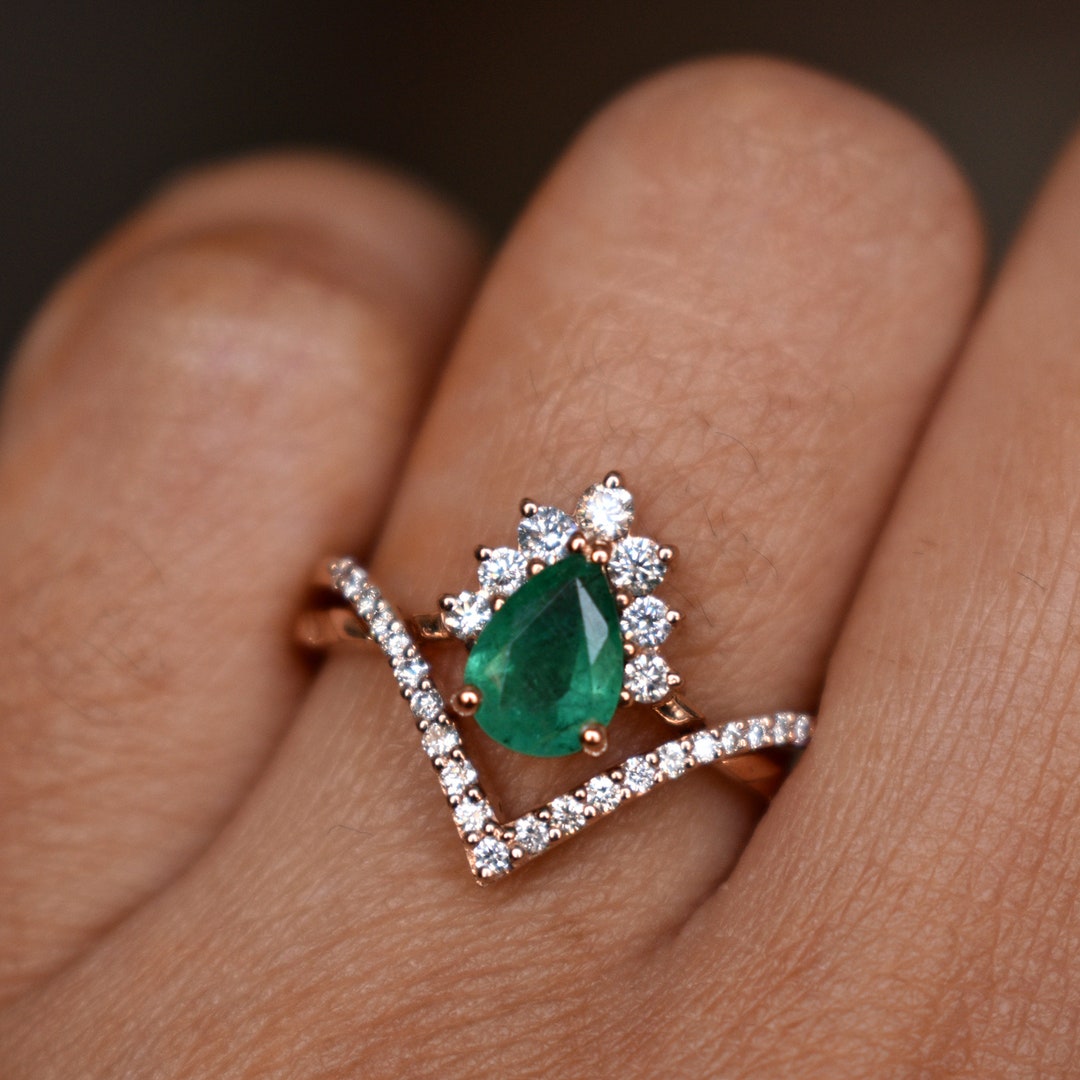 Natural Pear Cut Green Emerald & Diamond Wedding Ring Set in - Etsy