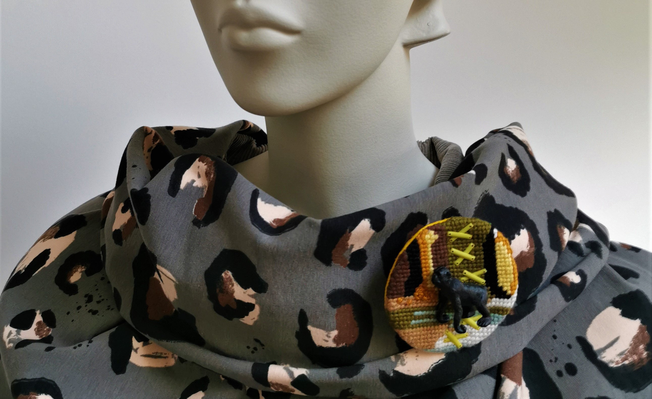 Badge poème textile , broche en canevas recyclé et brodé main, bijou ...