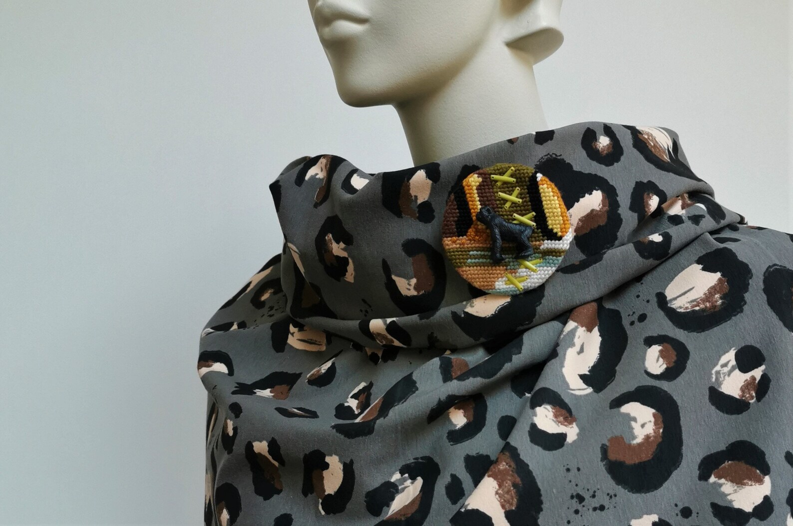 Badge poème textile , broche en canevas recyclé et brodé main, bijou ...