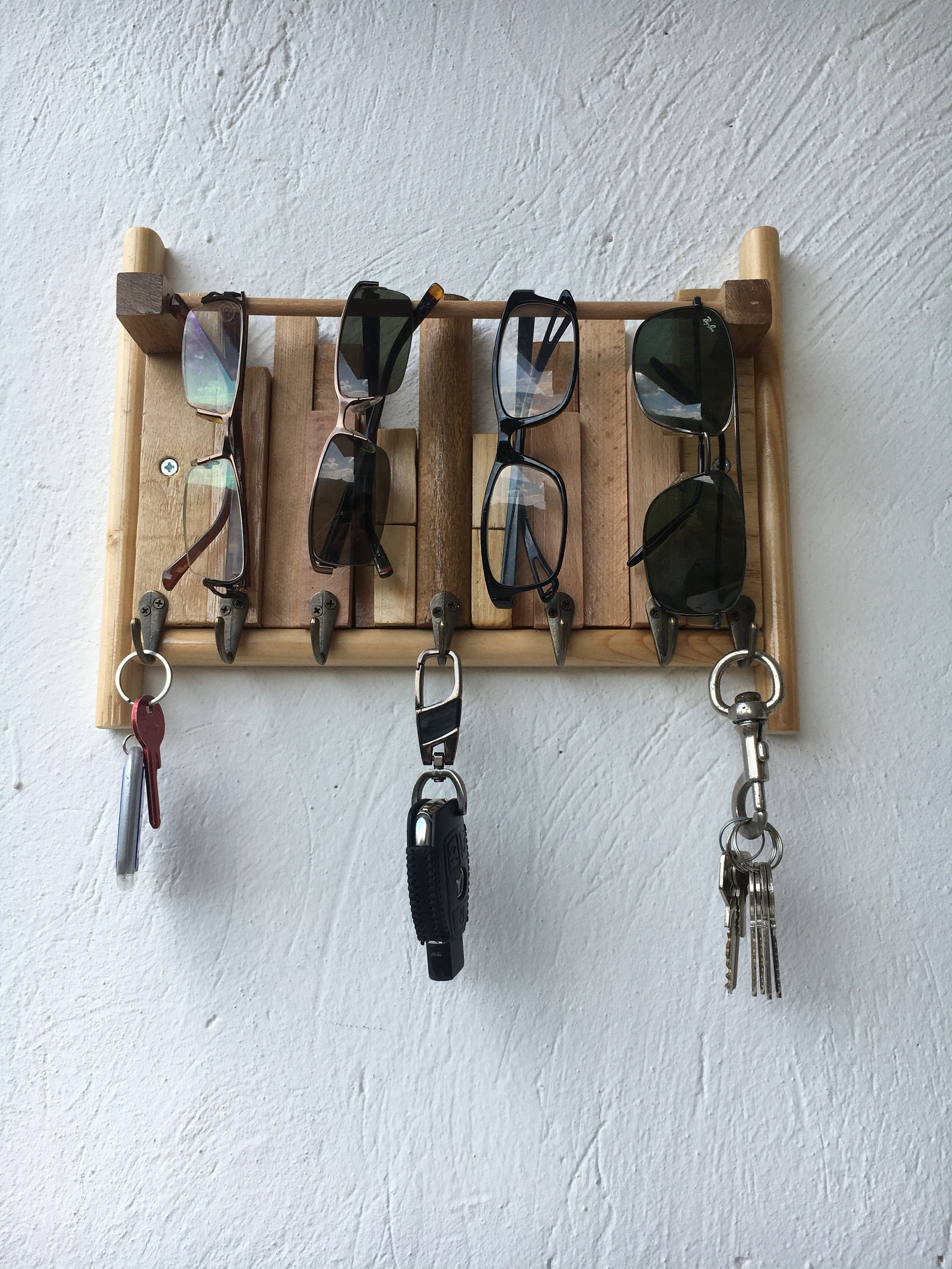 Sunglasses Holder and Key Rack Wall Eyeglass Display Wall Mount Storage ...