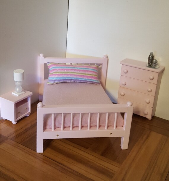 Pink Spindle Queen size 1:12 scale bed with covered foam | Etsy