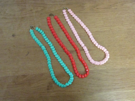 1960s baby pink plastic small flat disc collar length… - Gem