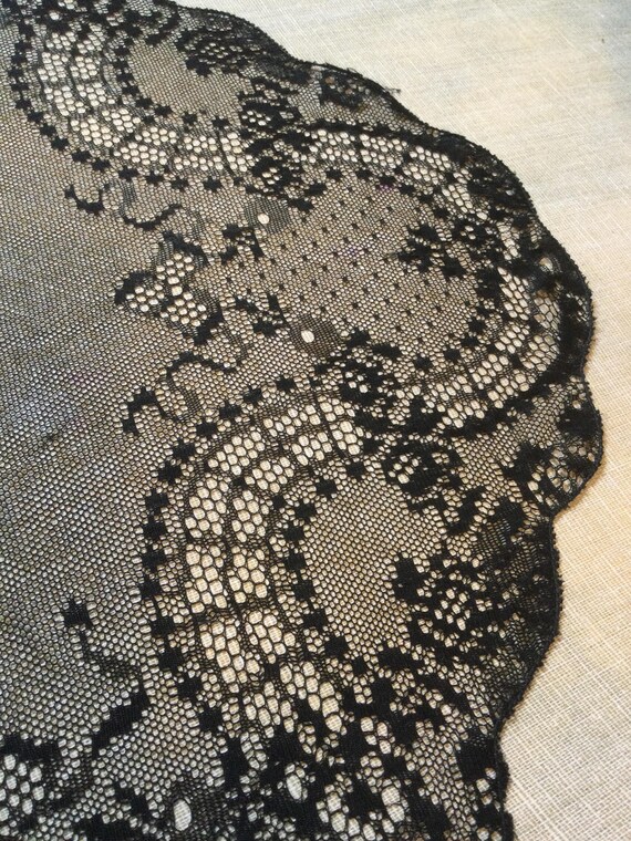 Black Lace Triangular Head Covering - Gem