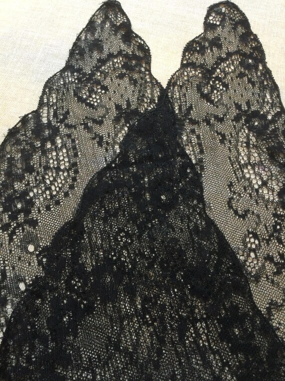 Black Lace Triangular Head Covering - Gem