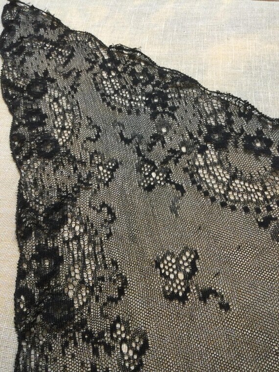 Black Lace Triangular Head Covering - Gem