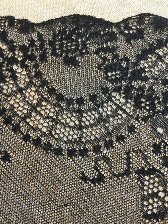 Black Lace Triangular Head Covering - Gem