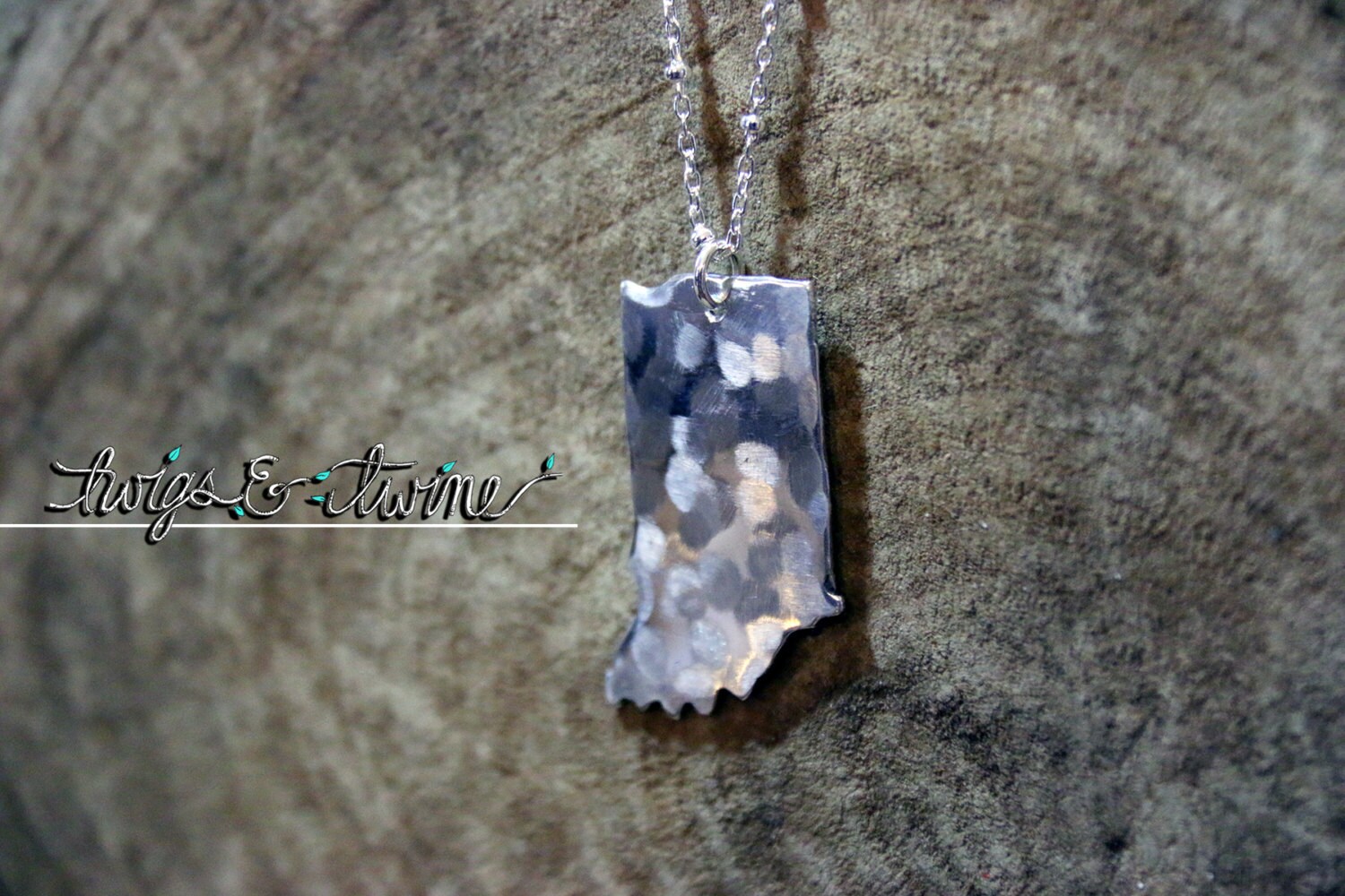 Indiana Pendant Necklace with Hammered Texture - Etsy.de