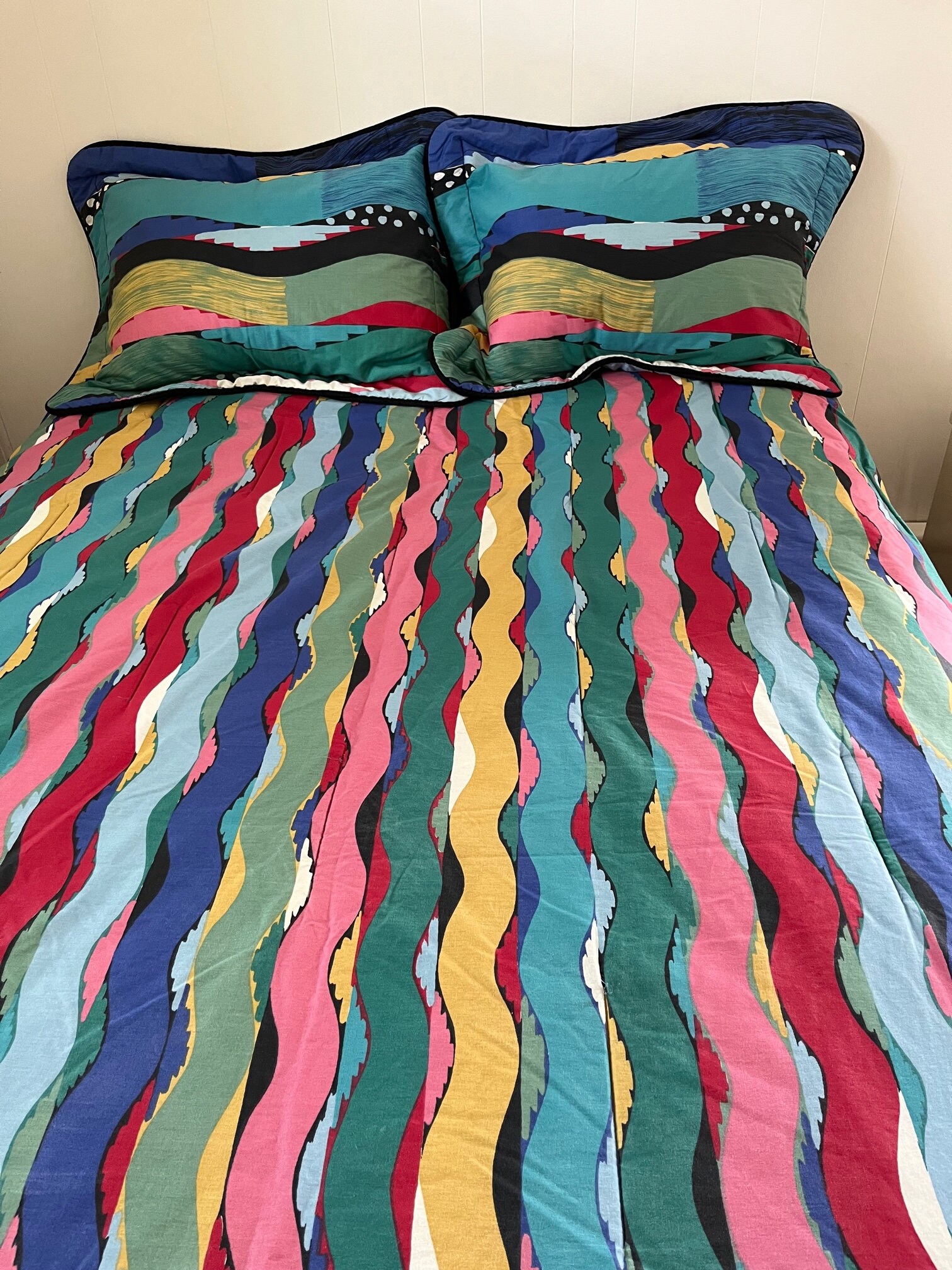 QUEEN SIZE Complete Comforter Set by Revman Includes Bedskirt, 2 Shams ...