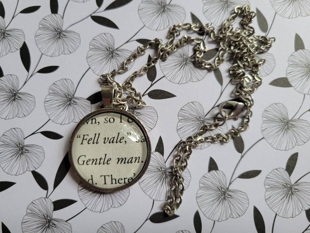 Collar colgante Gentle Man hecho con páginas de libros A Vow So Bold ...