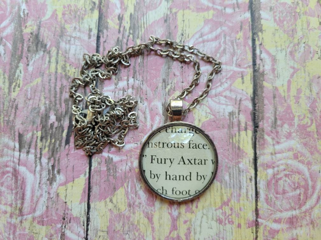 Fury Axtar Anhänger Halskette gemacht mit Haus der Erde und Blut ...