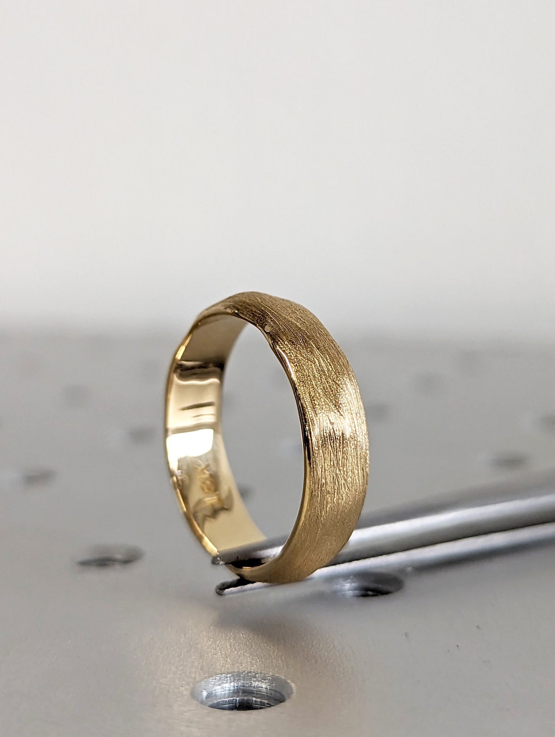 14k Gold Men's Women's Wedding Band in Rustic Style | Solid 14k Gold ...