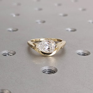 Horizontal Pear Cut Engagement Ring / Teardrop Moissanite Wedding Ring ...