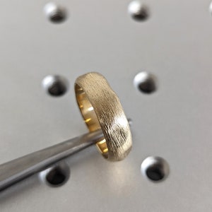 14k Gold Men's Women's Wedding Band in Rustic Style | Solid 14k Gold ...