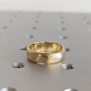 14k Gold Men's Women's Wedding Band in Rustic Style | Solid 14k Gold ...