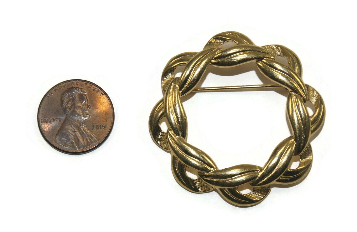 Vintage Gold Tone Trifari Wreath Brooch. Trifari Hallmark. - Etsy