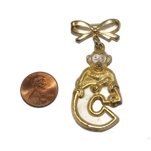 Vintage Signa-Craft tono dorado y blanco esmalte mono, arco y letra C ...