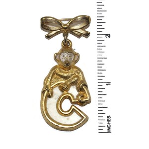 Vintage Signa-Craft tono dorado y blanco esmalte mono, arco y letra C ...