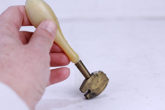 Glass cutter made of store