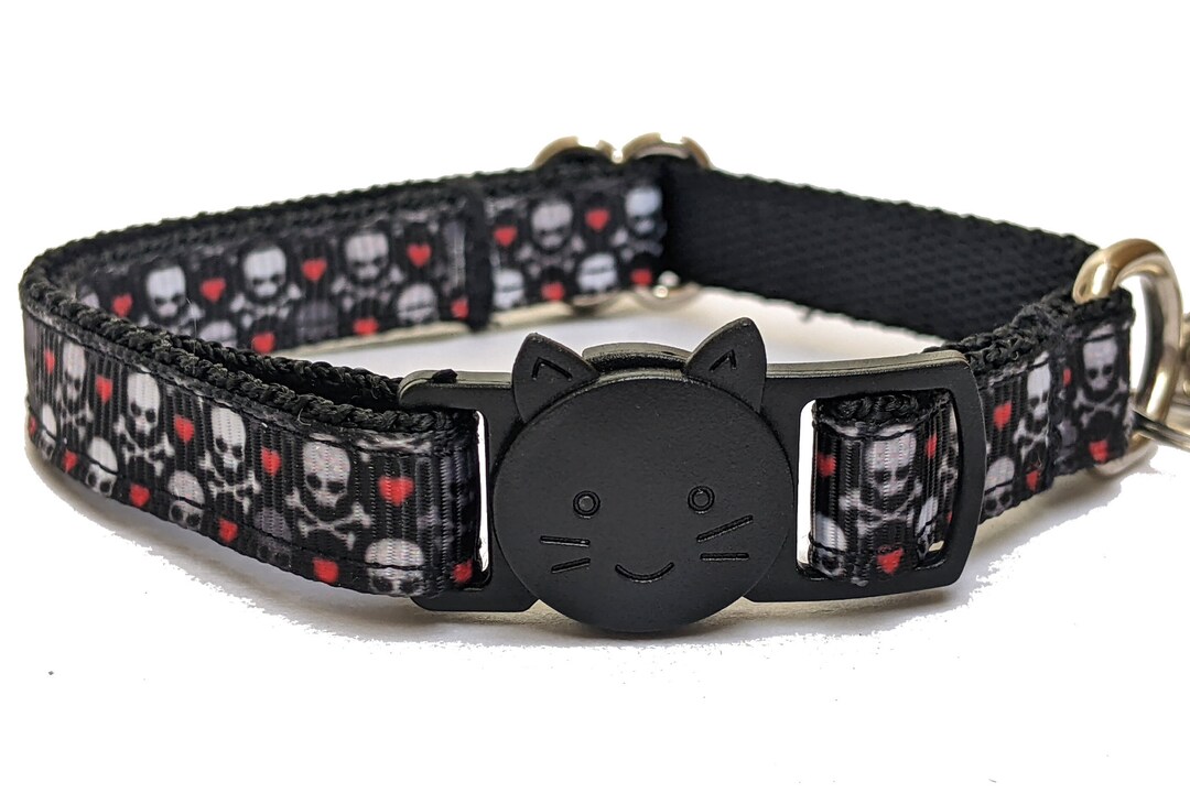 Skulls and Crossbones With Tiny Hearts Cat Collar - Breakaway Thin ...