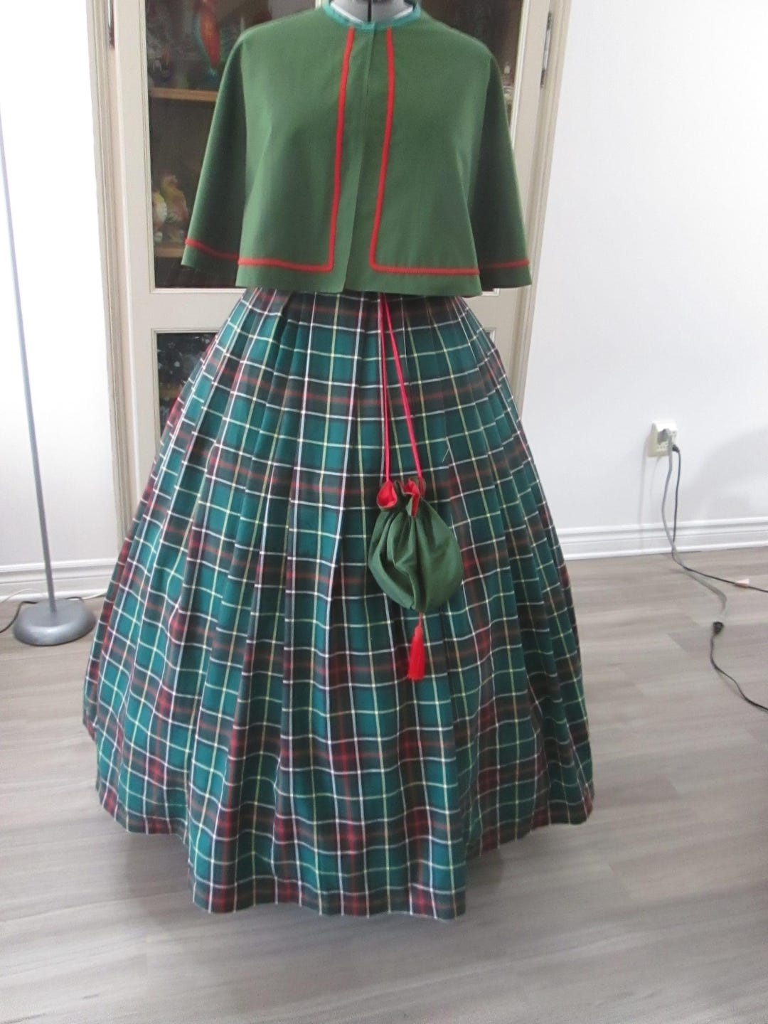 Dickens Christmas Caroler Costume (skirt - Cape - Reticule) Size 14 ...