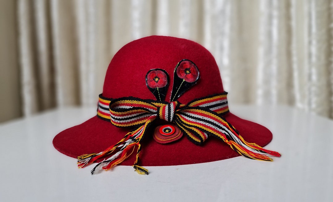 Roter Hut Breitrand Cloche aus Wollfilz mit Gelb, Weiß und Schwarzem ...