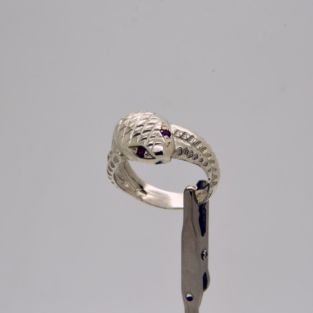 Anello serpente con gli occhi di rubino fatto a mano, Douglas Hughes ...