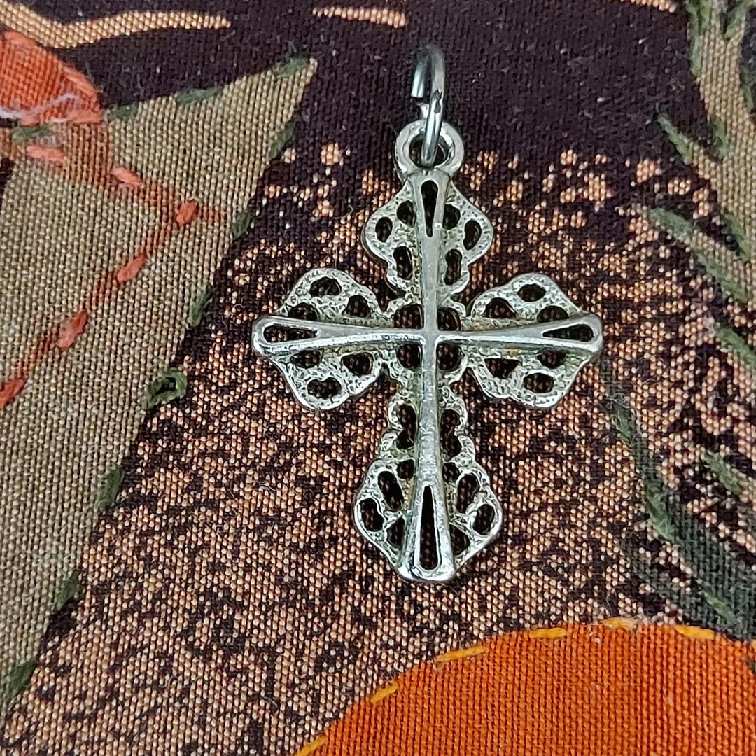 Vintage 1970s Filigree Silver Cross Pendant: Eye of the Needle - Etsy